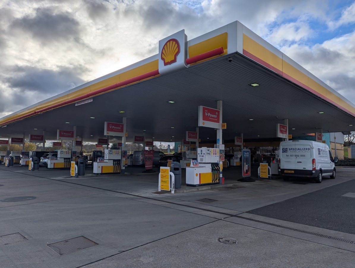 Shell Petrol Station - M25 - Cobham Services - EXTRA | AccessAble