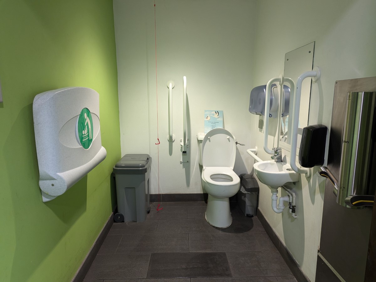 M1 - Leicester Forest East Services - Southbound - Welcome Break Toilet ...