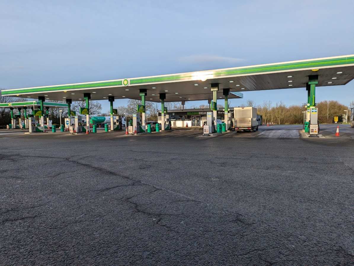 Welcome Break Petrol Station - M40 - Warwick Services - Northbound ...