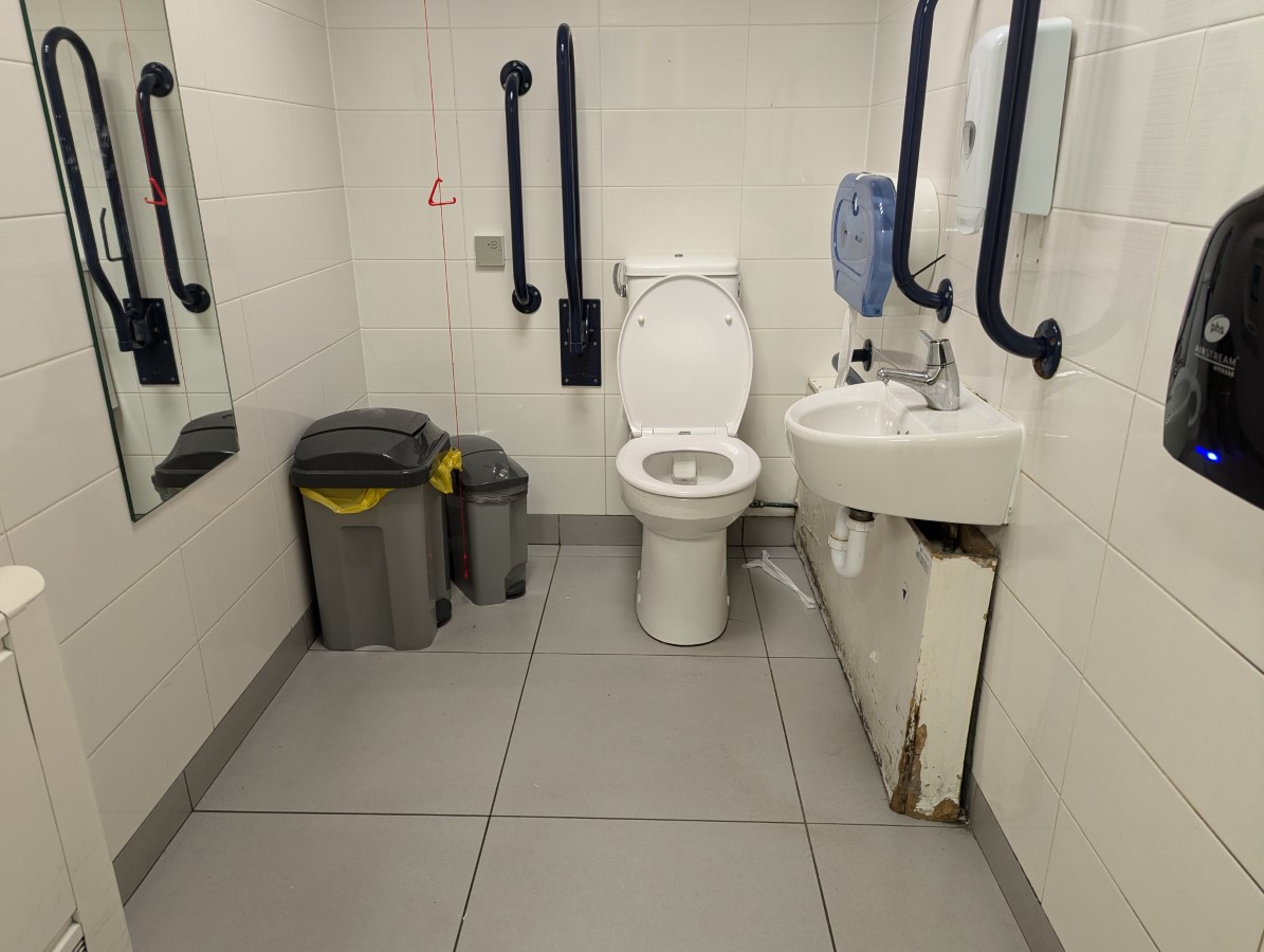 M1 - Toddington Services - Northbound - Moto - Accessible Toilet (Left ...