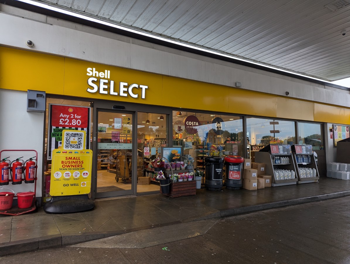 Shell Petrol Station - M56 - Chester Services - Roadchef | AccessAble