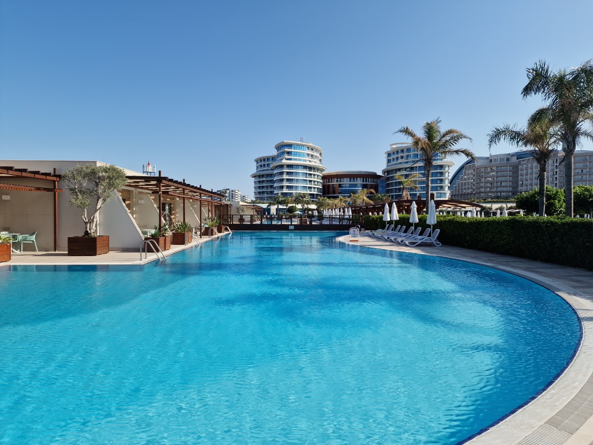 Hotel Baia Lara - Lake House Pool | AccessAble