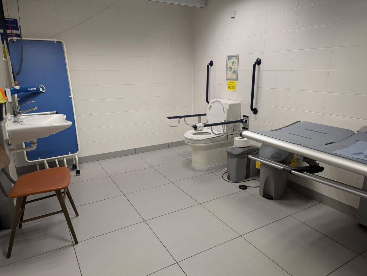 M1 - Toddington Services - Northbound - Moto - Changing Places | AccessAble