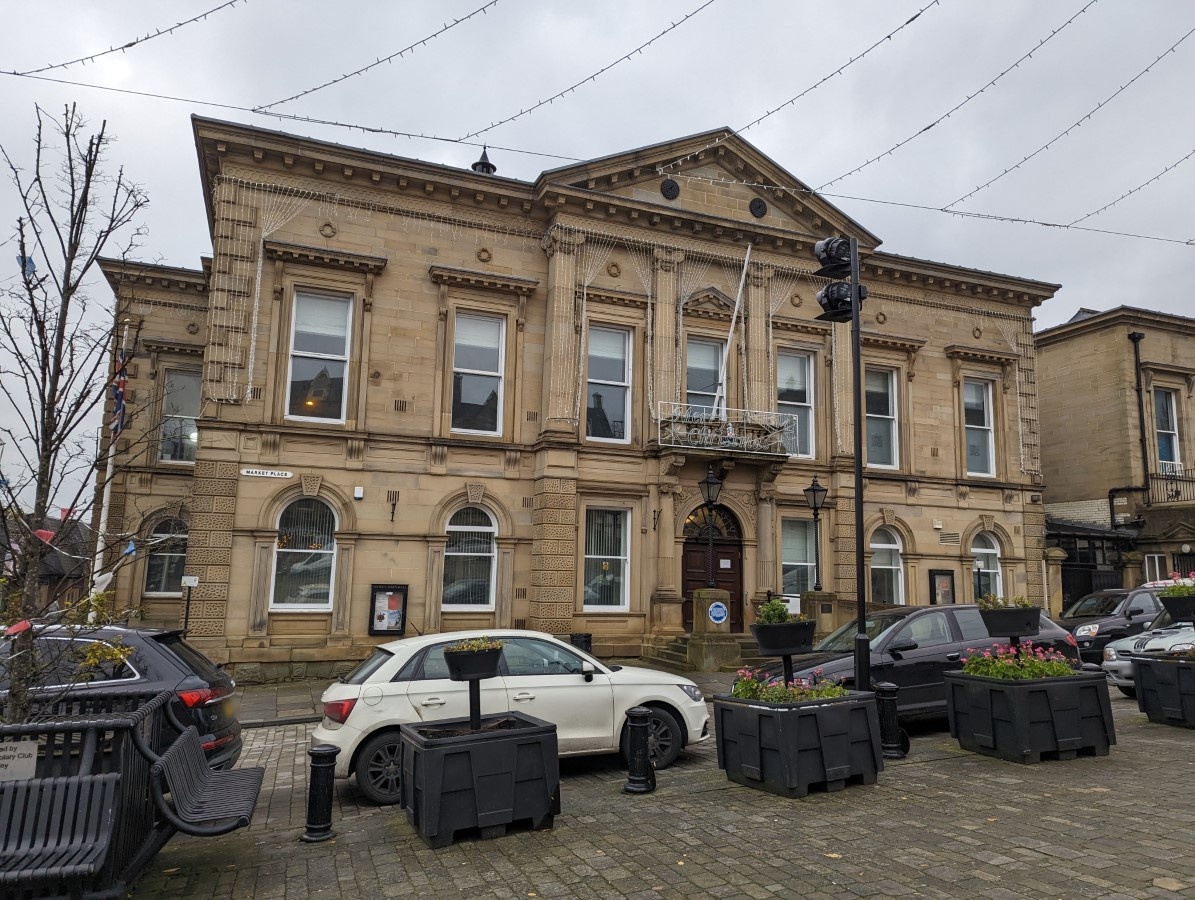 Batley Railway Station to Batley Town Centre/Town Hall | AccessAble