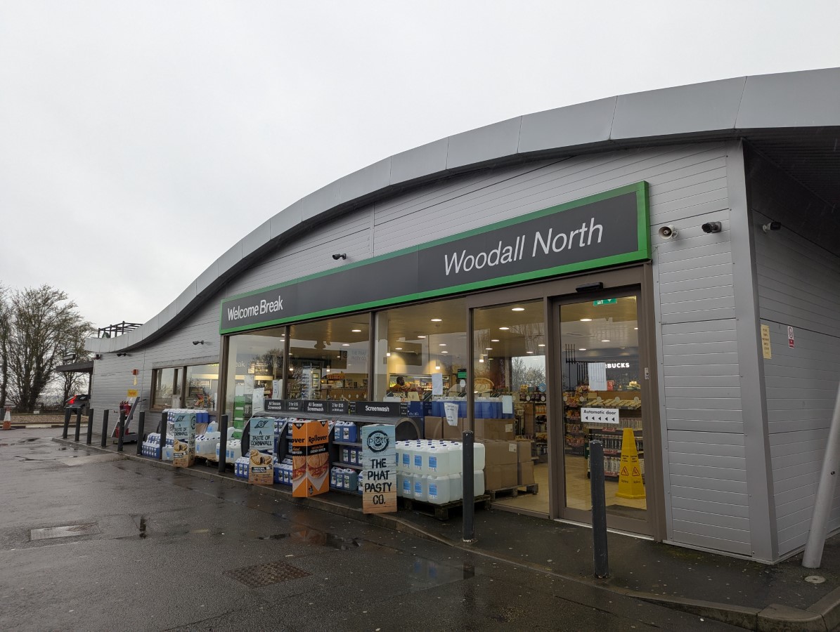 Welcome Break Petrol Station - M1 - Woodall Services - Northbound ...